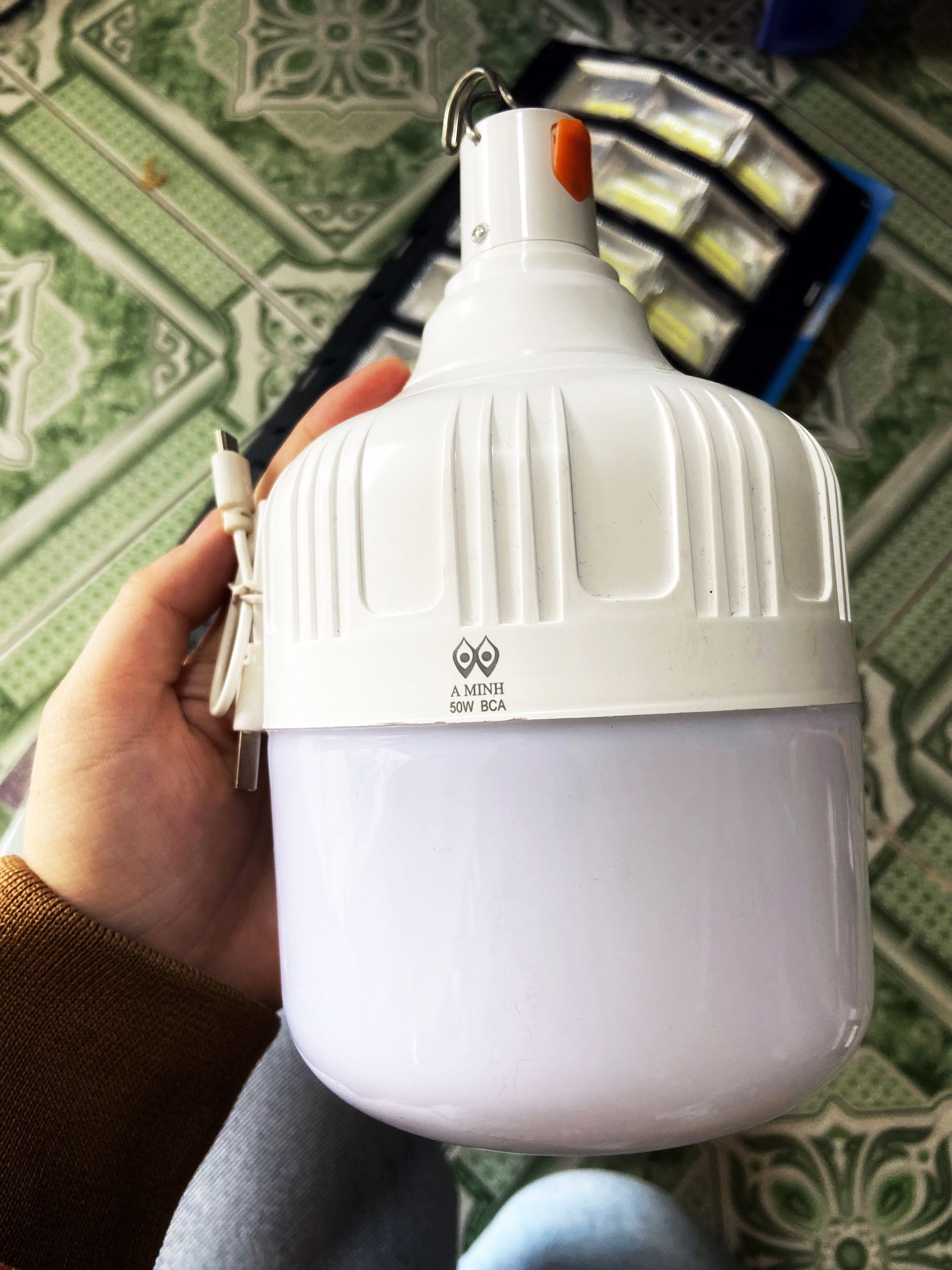 Đèn Led trụ sạc pin 50W sáng trắng dùng cho đi phượt, du lịch, lều trại ...